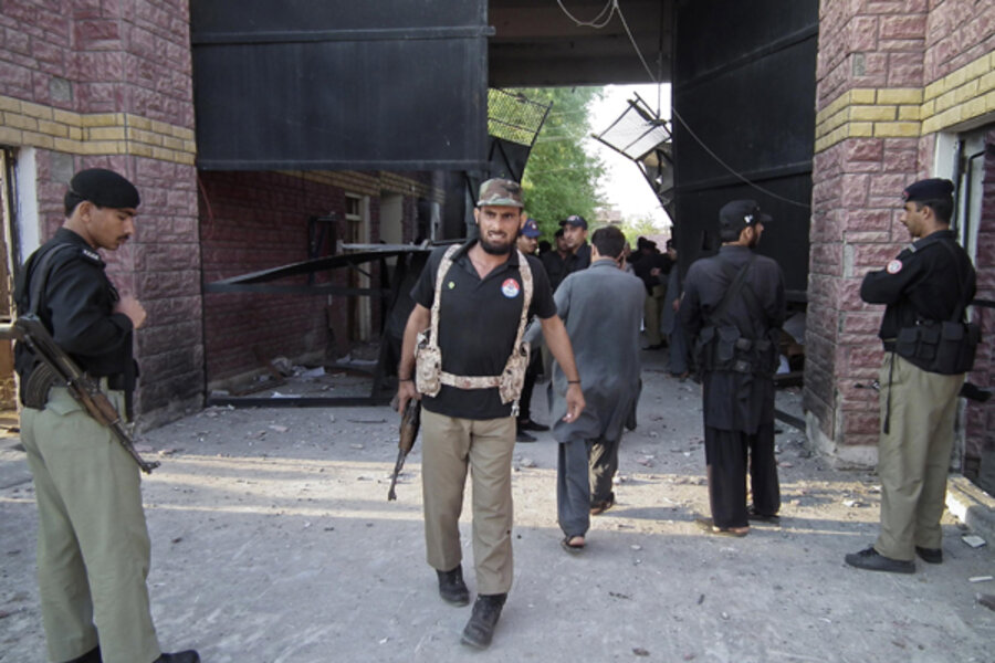 Taliban storm Pakistani prison: nearly 400 freed - CSMonitor.com