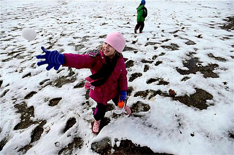 Northeastern snowstorm sweeps 'conveyor belt' of snow into New England ...
