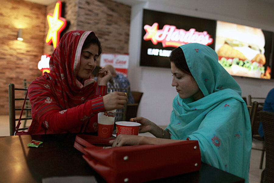 Pakistani women hit the campaign trail to get out the vote - CSMonitor.com