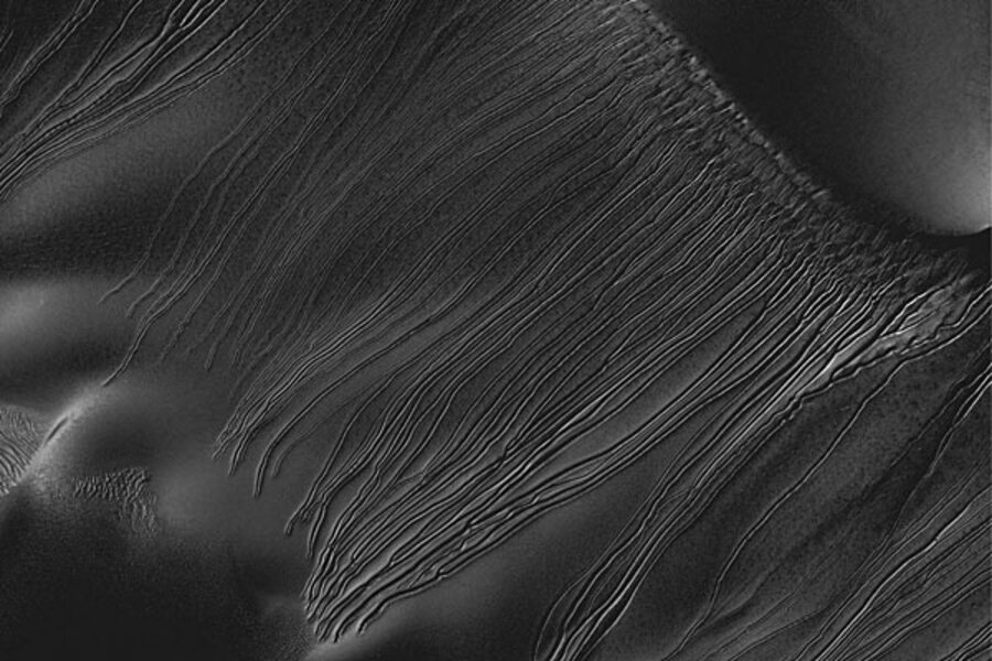 Giant claw marks on Mars dunes? Blocks of dry ice to blame, study says ...