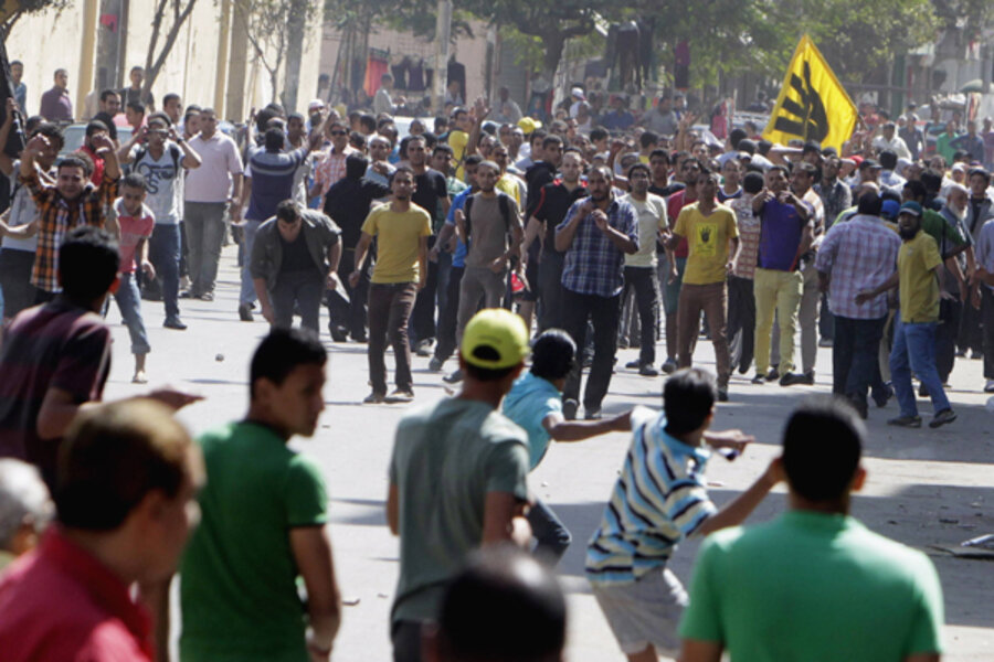 Egyptian riot police battle protesters in Cairo - CSMonitor.com