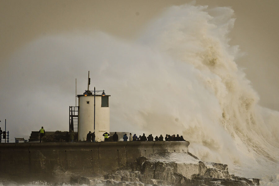 106 mph winds lash Britain - CSMonitor.com