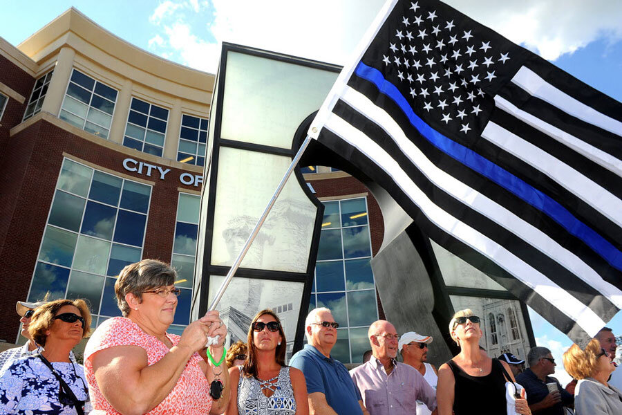 From blue lines to baked goods, people show their support for police ...