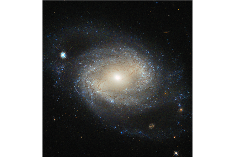 Spectacular Hubble photo: A bright galaxy holds a hidden secret ...