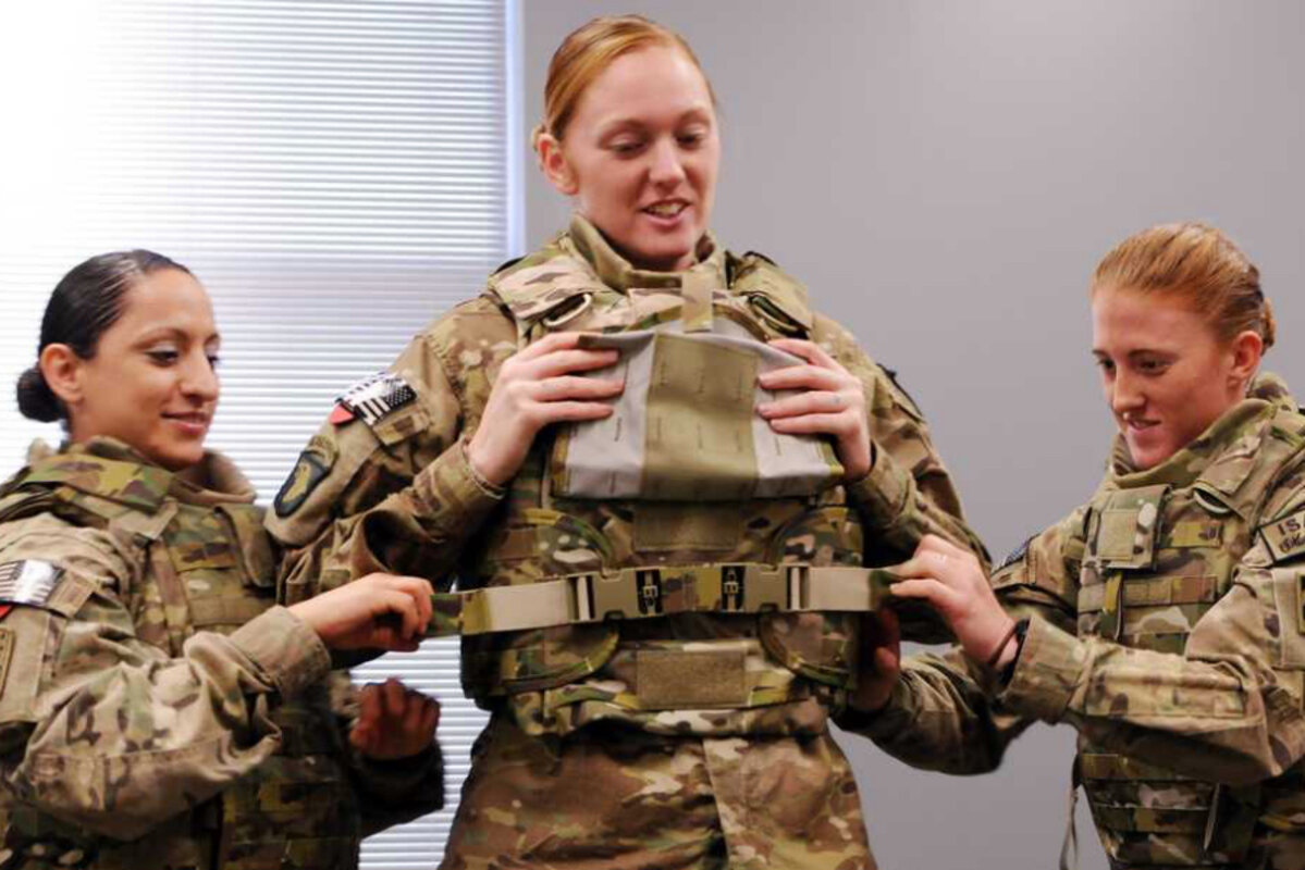 How the military is designing new tactical gear for female soldiers ...