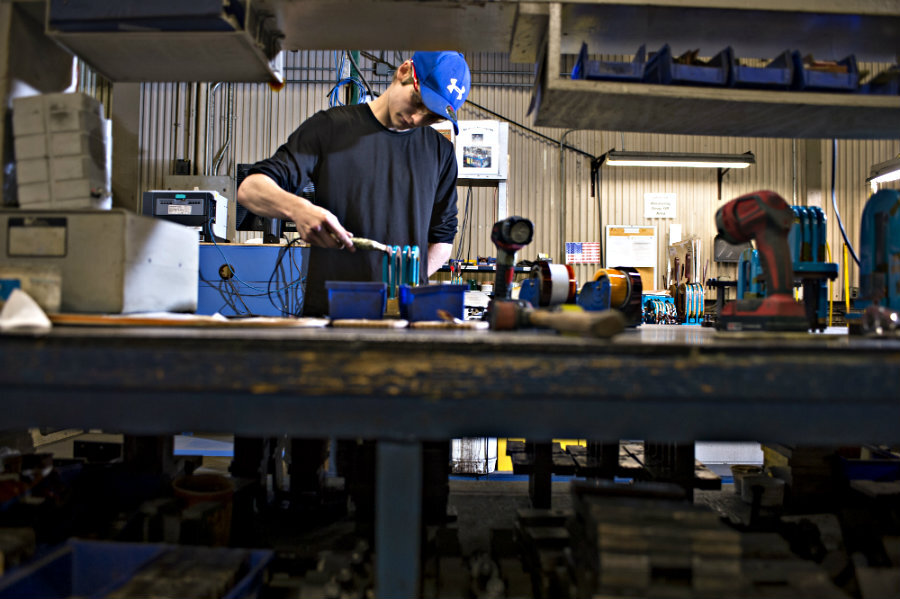 Working-class, white men see incomes drop: How is that changing America ...