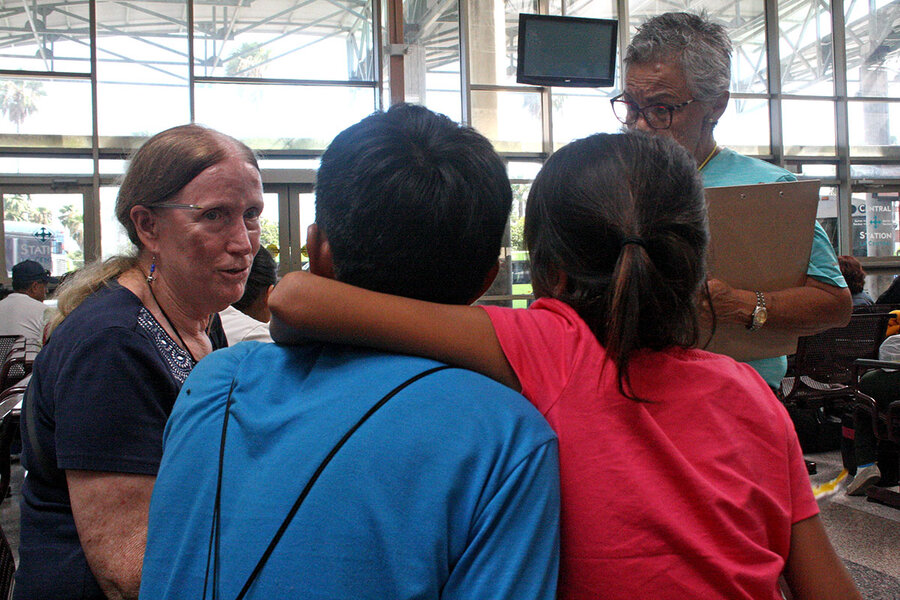 US border volunteers weave a human safety net for migrants - CSMonitor.com