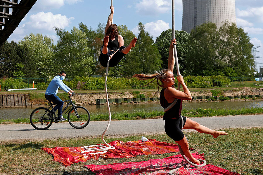 Social distancing outdoors - CSMonitor.com
