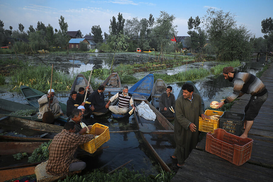 In Pictures: India’s timeless floating market lives on - CSMonitor.com