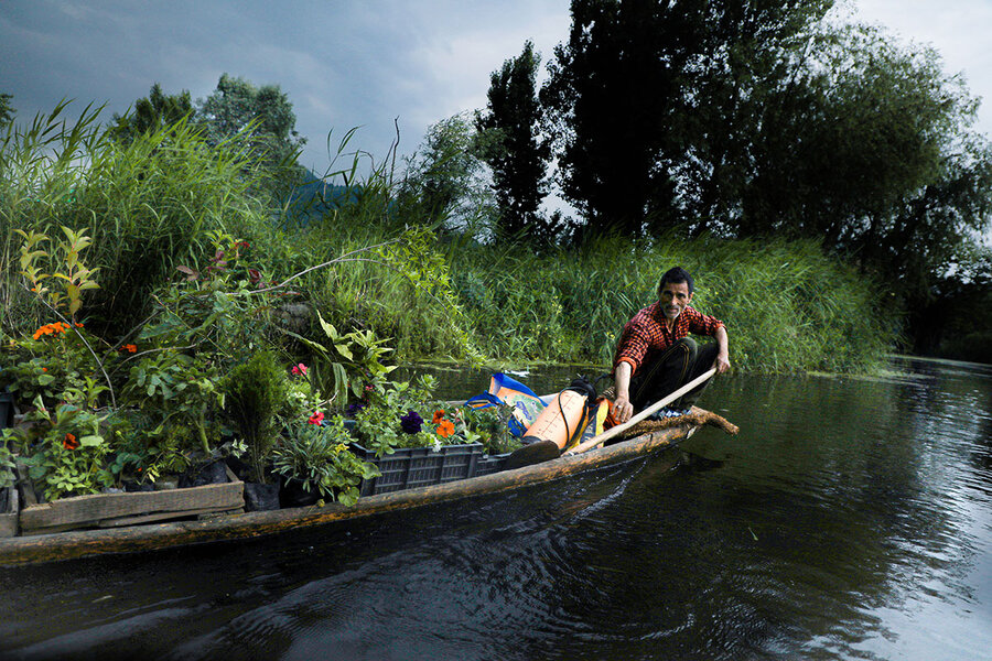 In Pictures: India’s timeless floating market lives on - CSMonitor.com