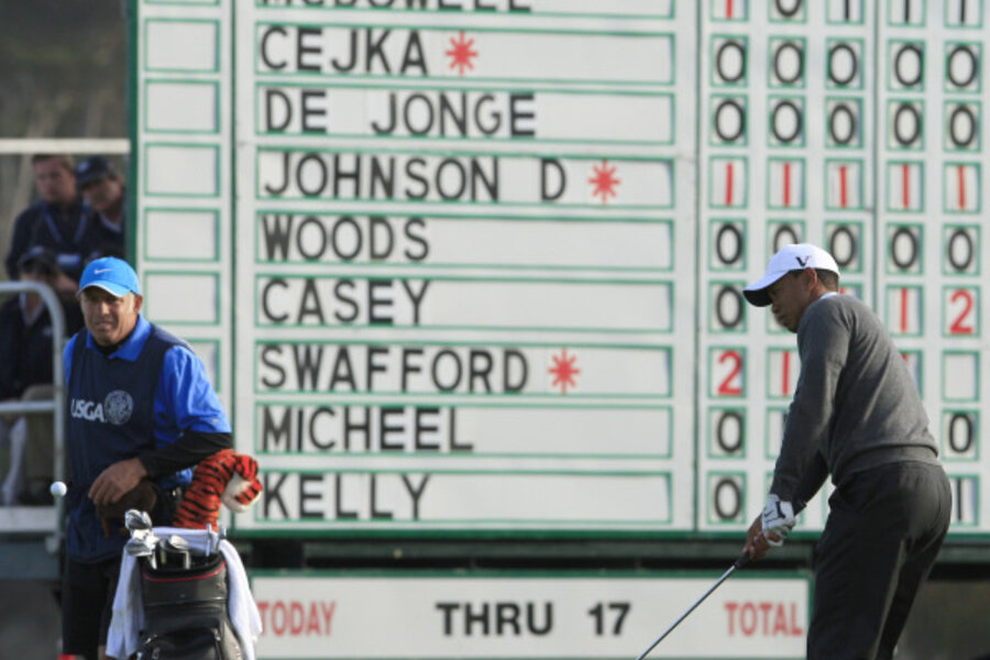 Tiger Woods battles bad putts, heckler en route to posting 74 ...