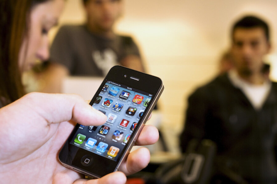 iPhone 4 reception problems? Apple says you're probably holding it ...