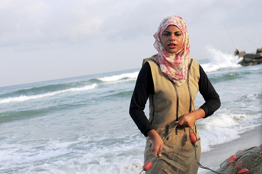 Palestinian girl makes waves as a fisherwoman in Gaza - CSMonitor.com Palestinian girl makes waves as a fisherwoman in Gaza - CSMonitor.com