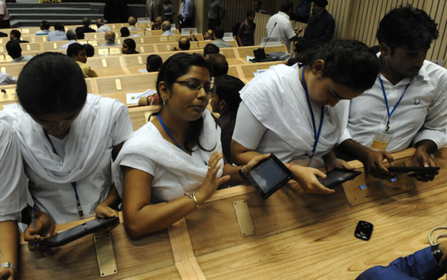 $35 tablet computer, dubbed the Aakash, unveiled in India - CSMonitor.com