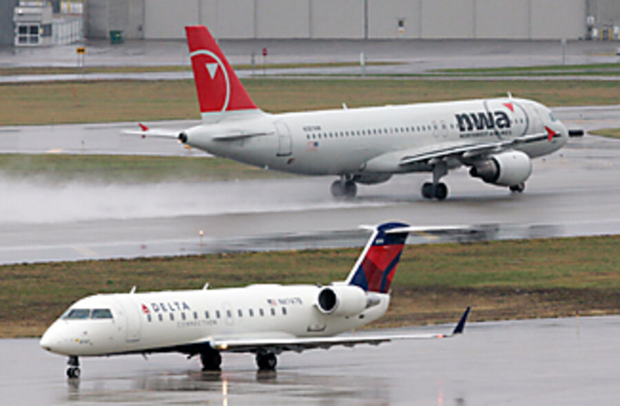 Flying while distracted? Northwest pilots say they used laptops ...